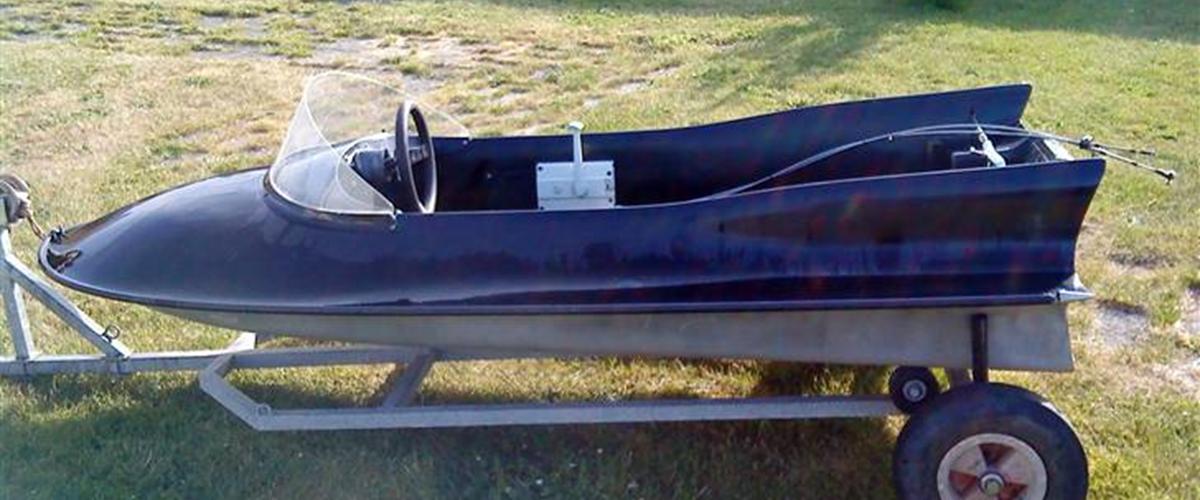 LM 8 - - lille sort speedbåd. der er i...