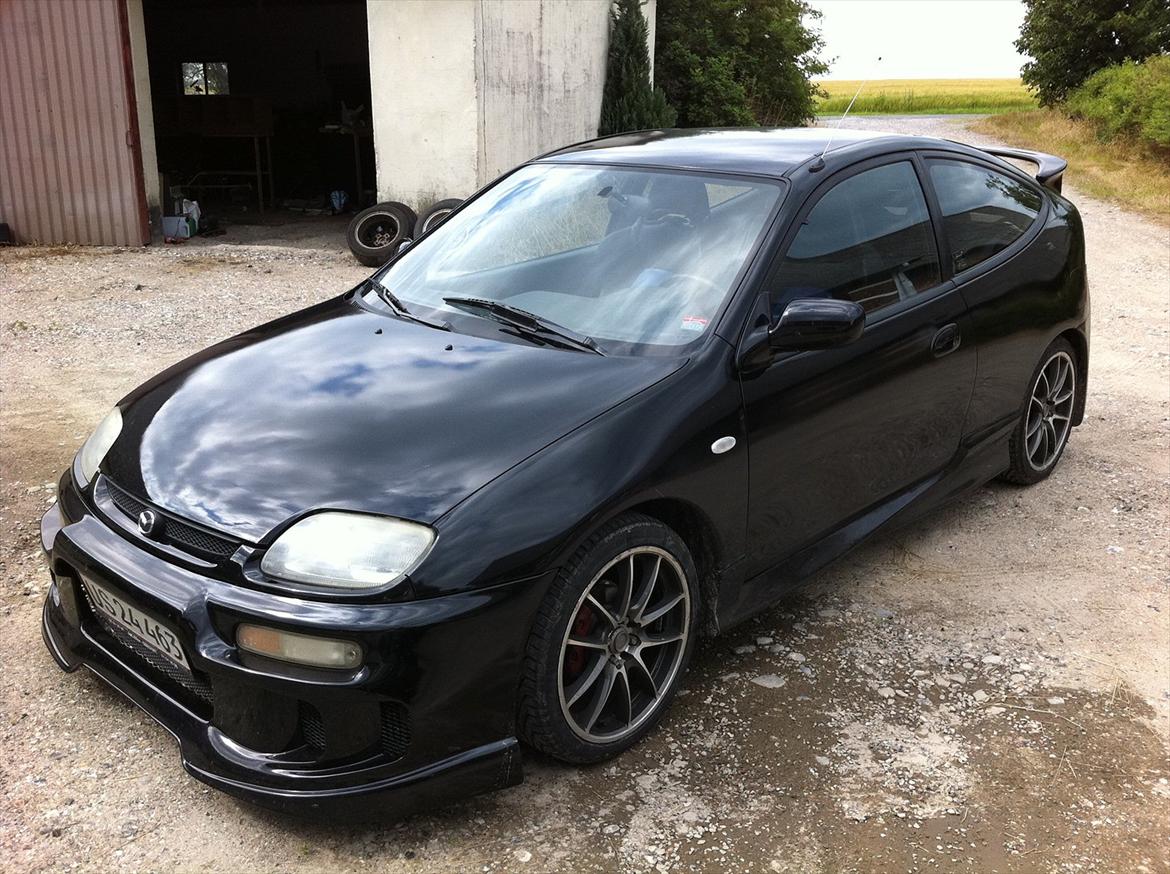 Mazda 323c under opbygning - Billeder af biler - Uploaded af Kenneth R