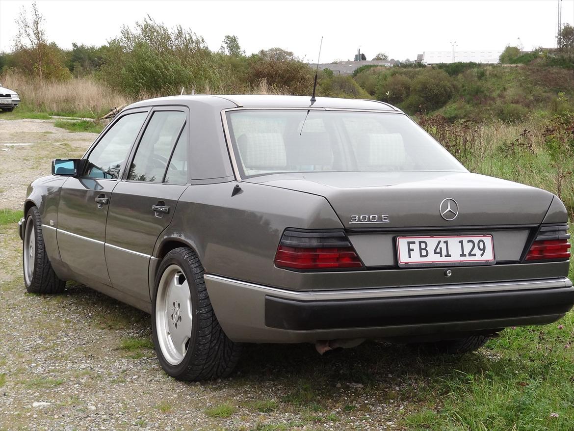 Mercedes Benz W124 300E - Billeder af biler - Uploaded af Jesse J