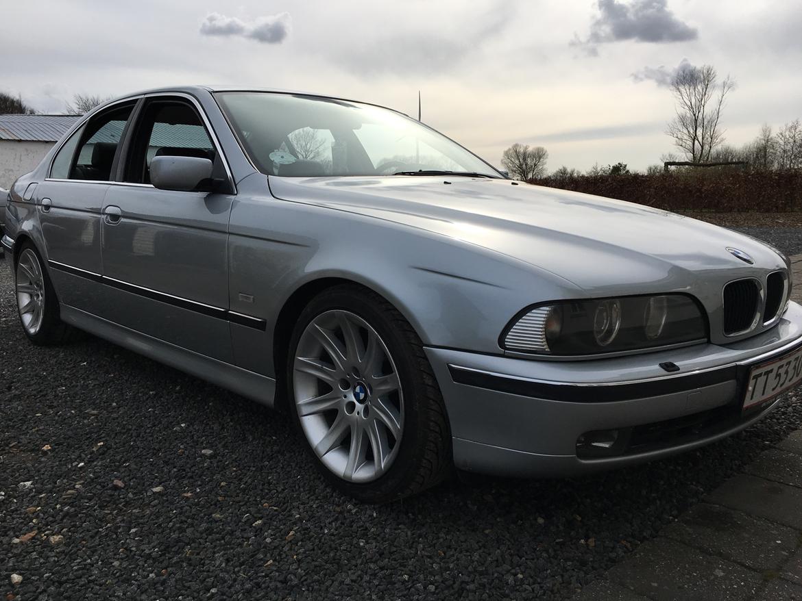 BMW E39 528i aut. - Billeder af biler - Uploaded af Mathias Hove