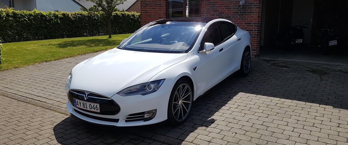 Tesla S85D - 2016 - Tesla inc. L x W x H: 4970 x...