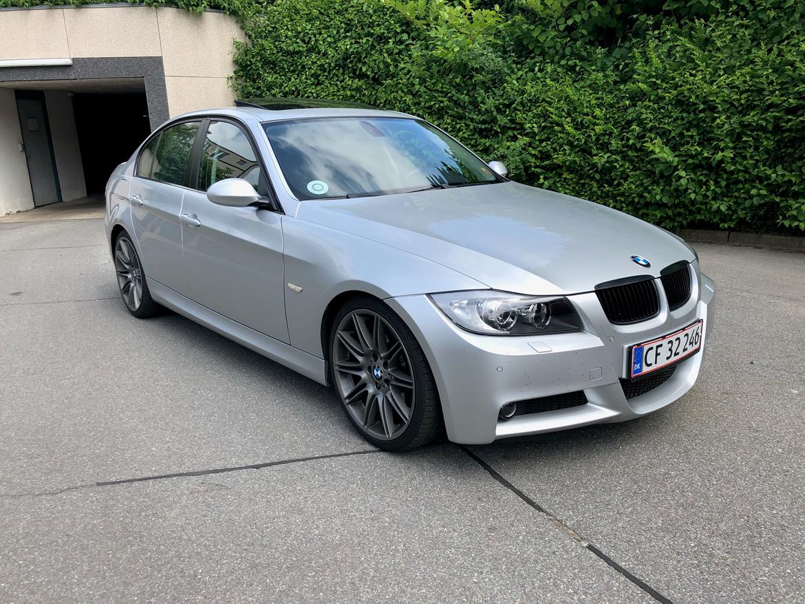 BMW E90 330i aut. - Billeder af biler - Uploaded af Henrik S