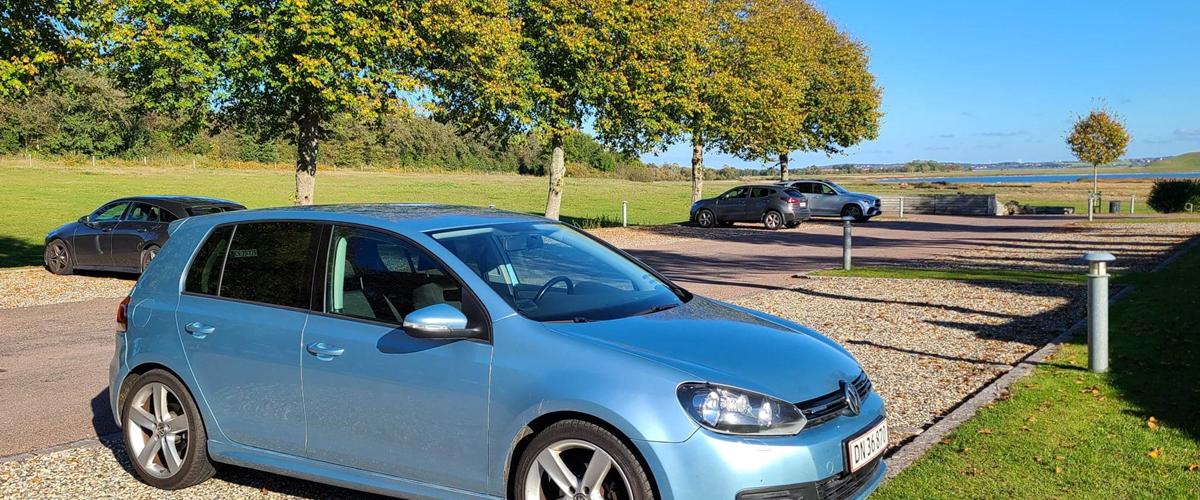 VW Golf 6 - 2011 - Bilen står nok lidt i kontras...