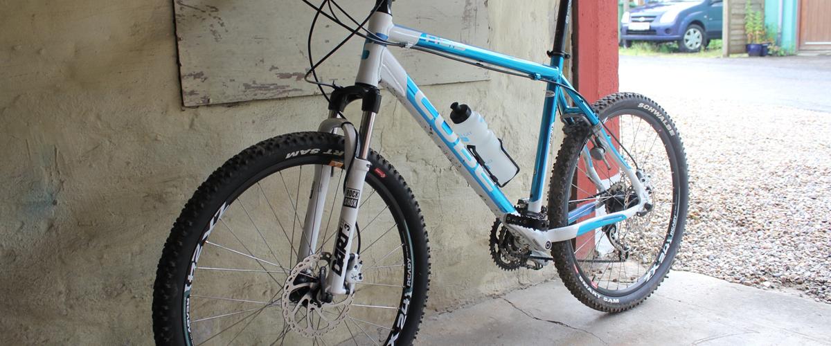 Cube ACID - Mountain - 2009 model, i de fede blå/hvi...
