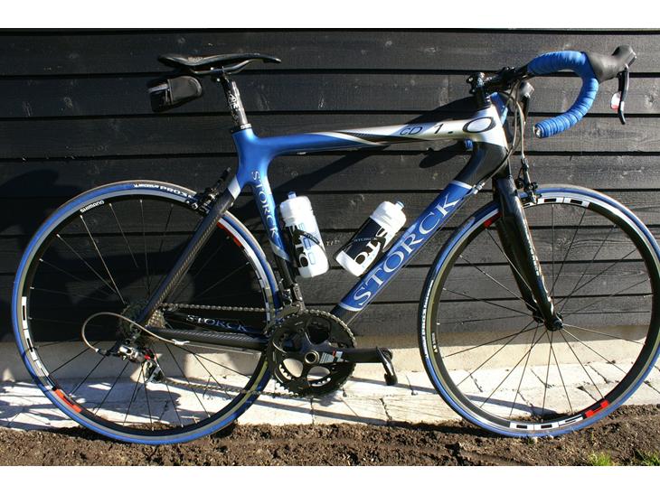 Storck scenario 1.o cd - Racer - vejer 8 kg som den står der i...