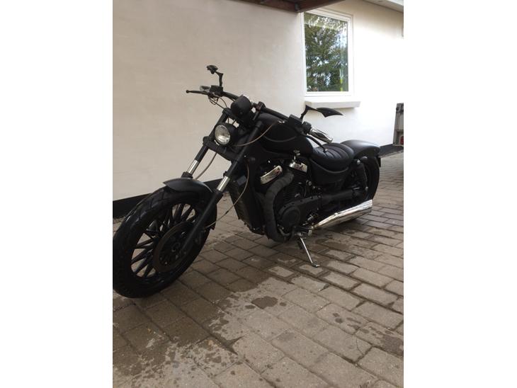 Suzuki Vs 700 Intruder - 1986 - Den står pt uden fremflytter ...