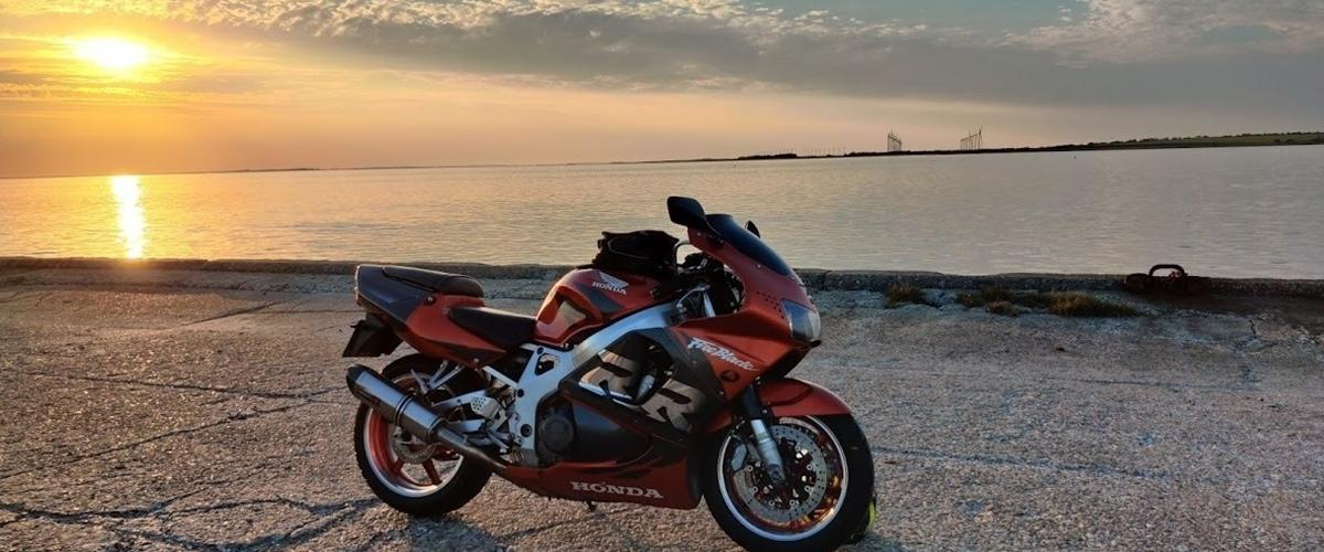 Honda CBR 900 RR - 1998 - sidder så meget bedre på fire...