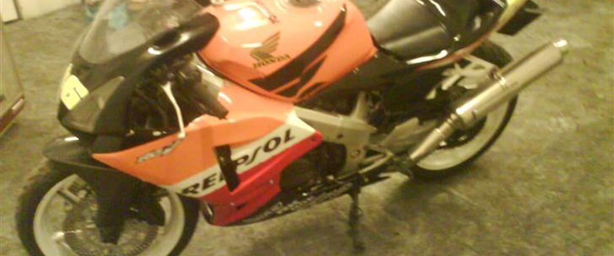 Honda VFR 400 (REPSOL) - 1995 - skjoldene er istykker nogle s...