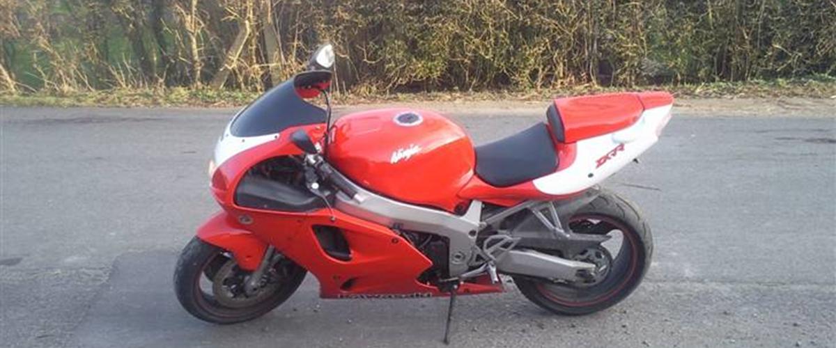 Kawasaki ZX7 R - 1998 - Cyklen er nylakeret, og lige ...