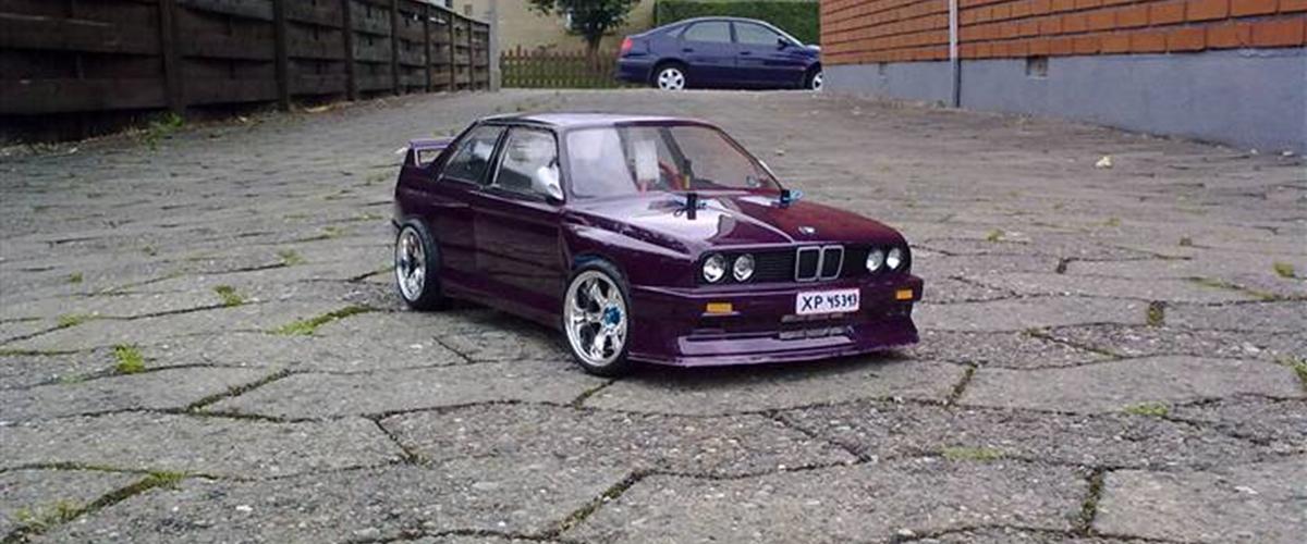 Bil Tamiya BMW M3 sport EVO - 1992 - står på hylde med lilla bmw e...
