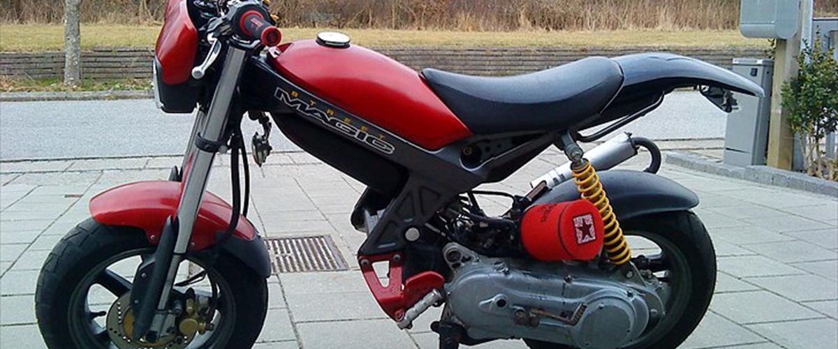 Suzuki Street Magic - 2002 - Der er blevet sat ny bagskærm...