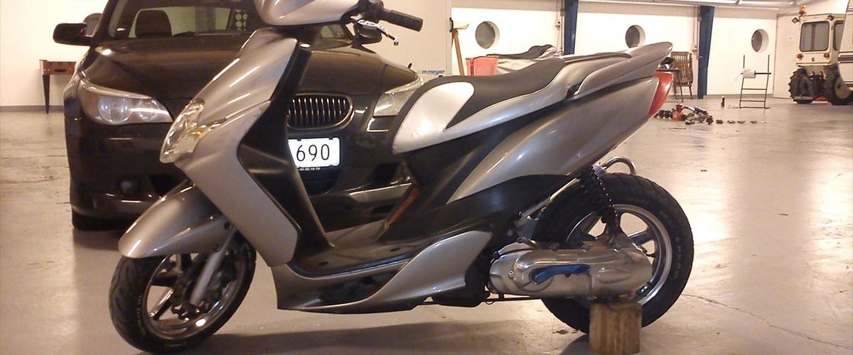 Yamaha Jog R - 2007 - • Custom sæde. • Den er st...