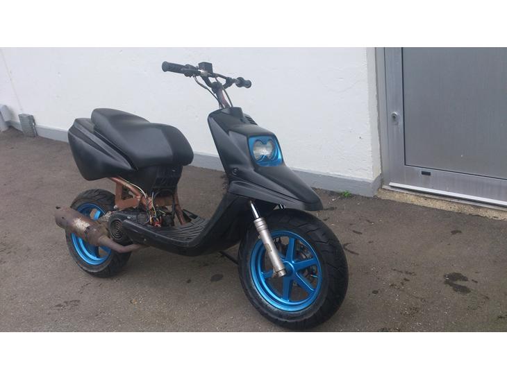 Yamaha booster custom - - motoren er bare sat løst på,