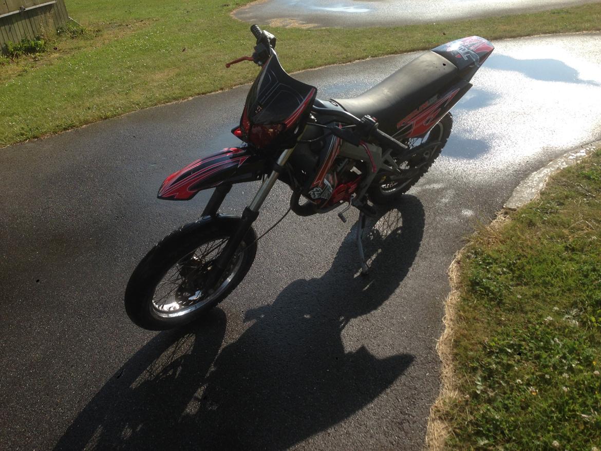 Gilera smt sort/rød nye skjolde. til jog - Billeder af scootere ...