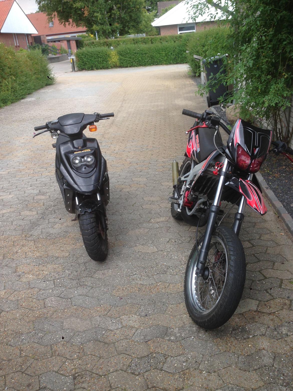 Gilera smt sort/rød nye skjolde. til jog - Billeder af scootere ...